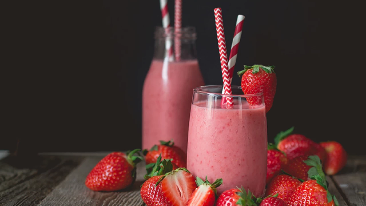 15 Strawberry Smoothies That Guarantee the Beauty of Your Parties ...
